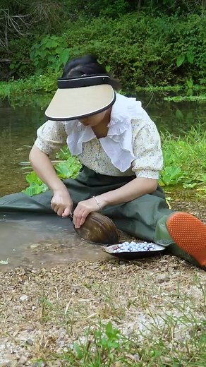 The entire process of collecting pearls from river clams #apxeongria #pearlscollection #aitoloji #treasurehunt #digging #reels #treasure #viral #trending #hunt #diggingforgold | Digging life