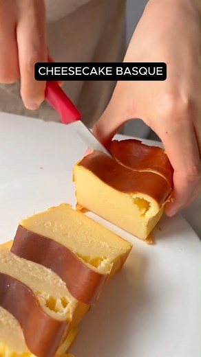 44K views · 334 reactions |  Cheesecake BASQUE - Rapide et Facile  ✅ Ingrédients 360 g de fromage à la crème ramolli 70 g de sucre glace 10g de fécule de maïs 3 oeufs 1 jaune d'oeuf 100 g de crème épaisse #cuisinemaison #frenchfood #reelsfb #foodie #faitmaison #recettefacile | Cuisine Délice | Facebook